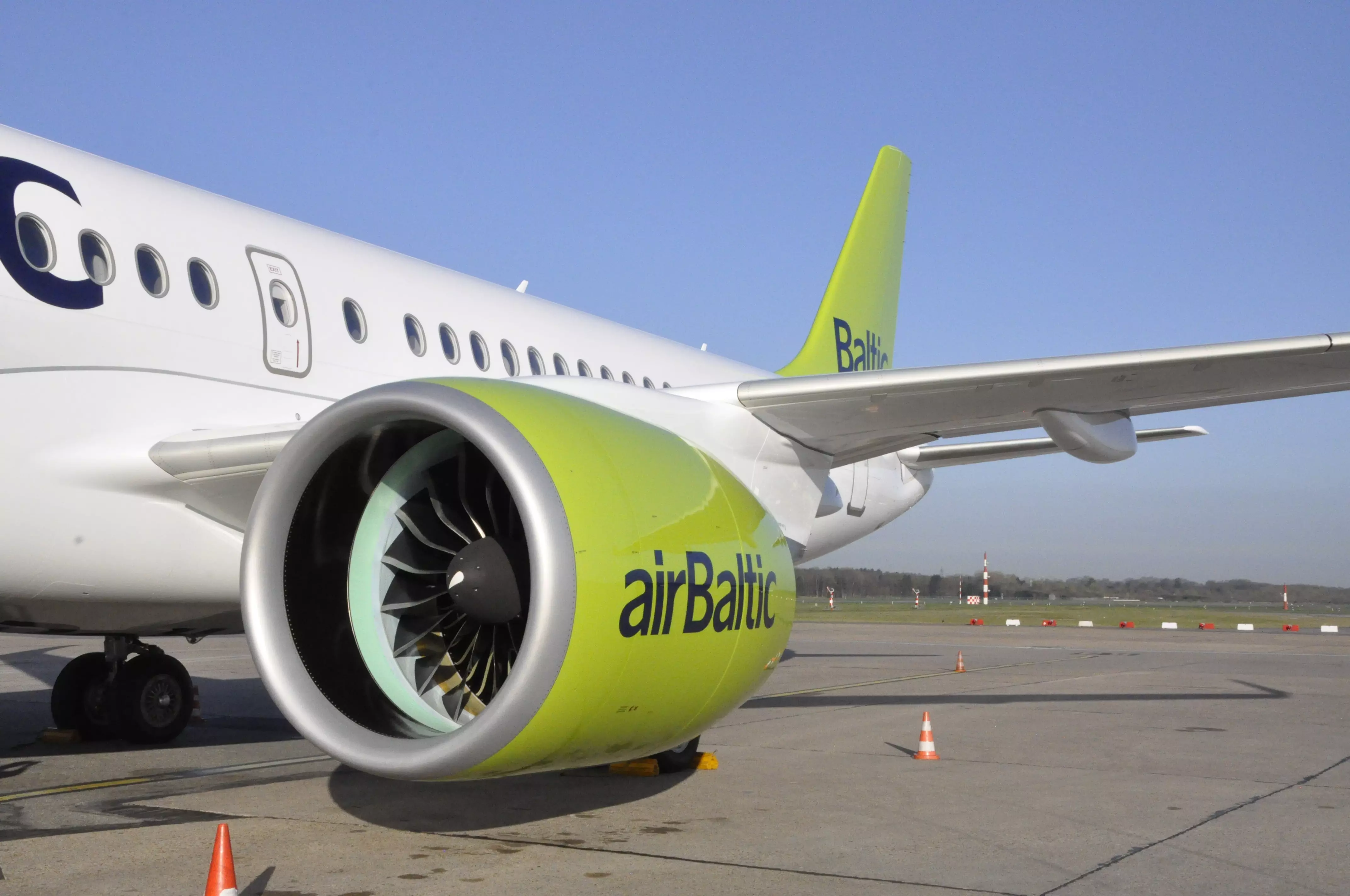 Air Baltic CS300 на кърмата на фюзелажа и опашката.