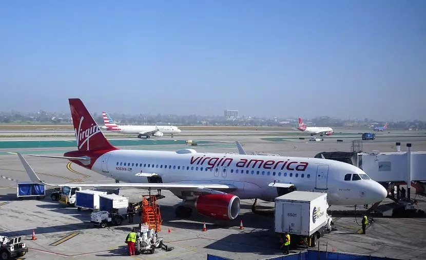 Jet Virgin America ini menerbangkan saya dari Los Angeles ke Chicago.