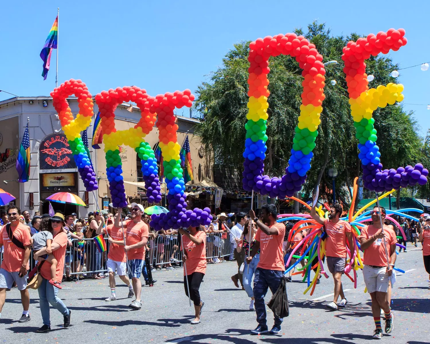 os Angeles Pride Parade with Pride ਗੁਬਾਰਿਆਂ ਵਿੱਚ ਸਪੈਲ ਕੀਤਾ ਗਿਆ