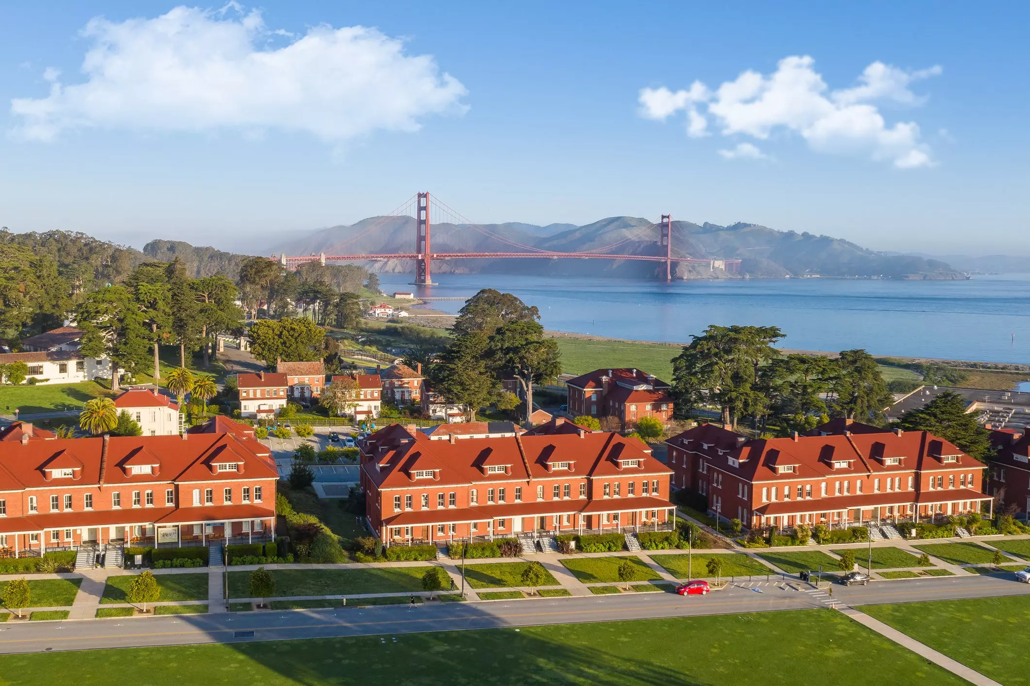 نمای هوایی از The Presidio و Golden Gate Bridge