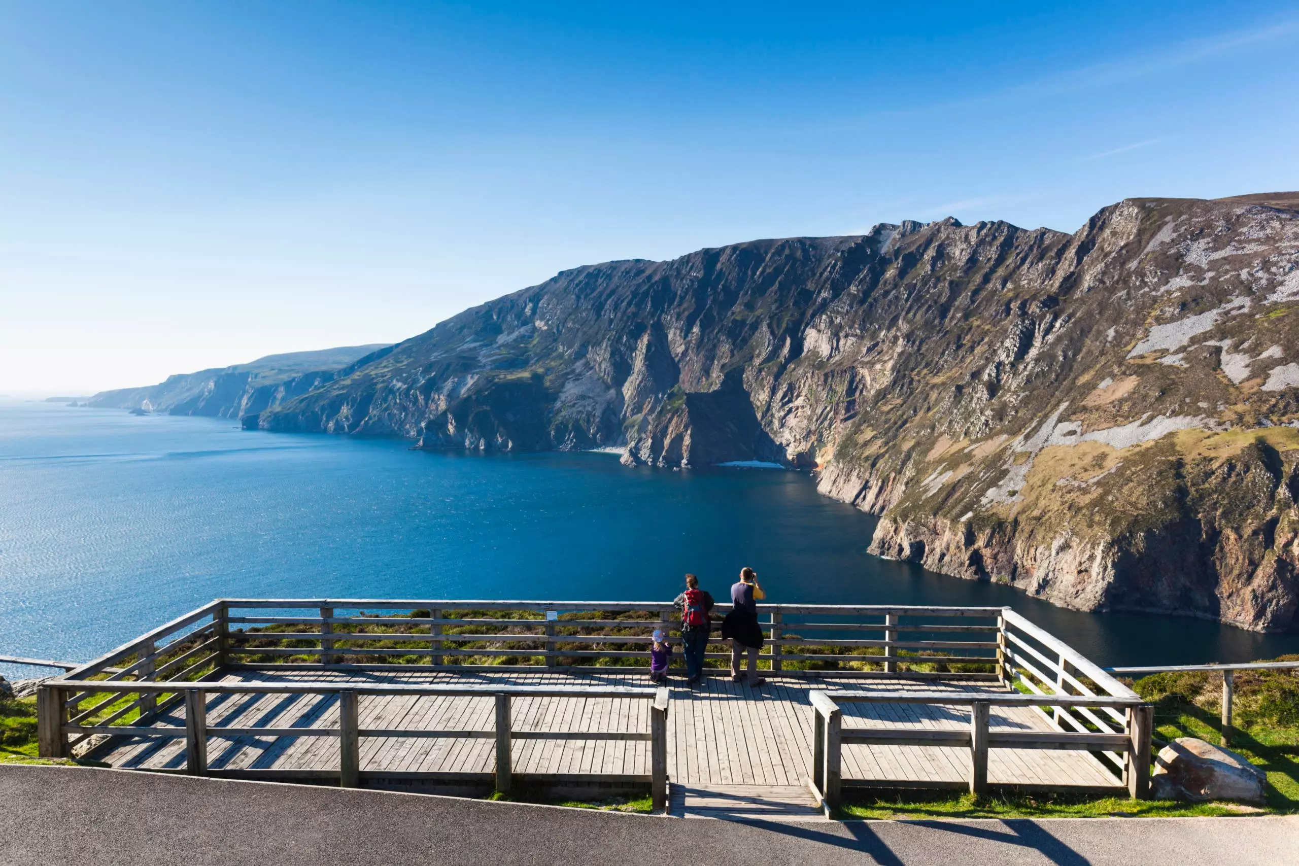 Slieve League ၏ မီတာ 600 မြင့်သော ပင်လယ်ကမ်းပါးများ။ (ဓာတ်ပုံ - Walter Bibikow / Getty Images)