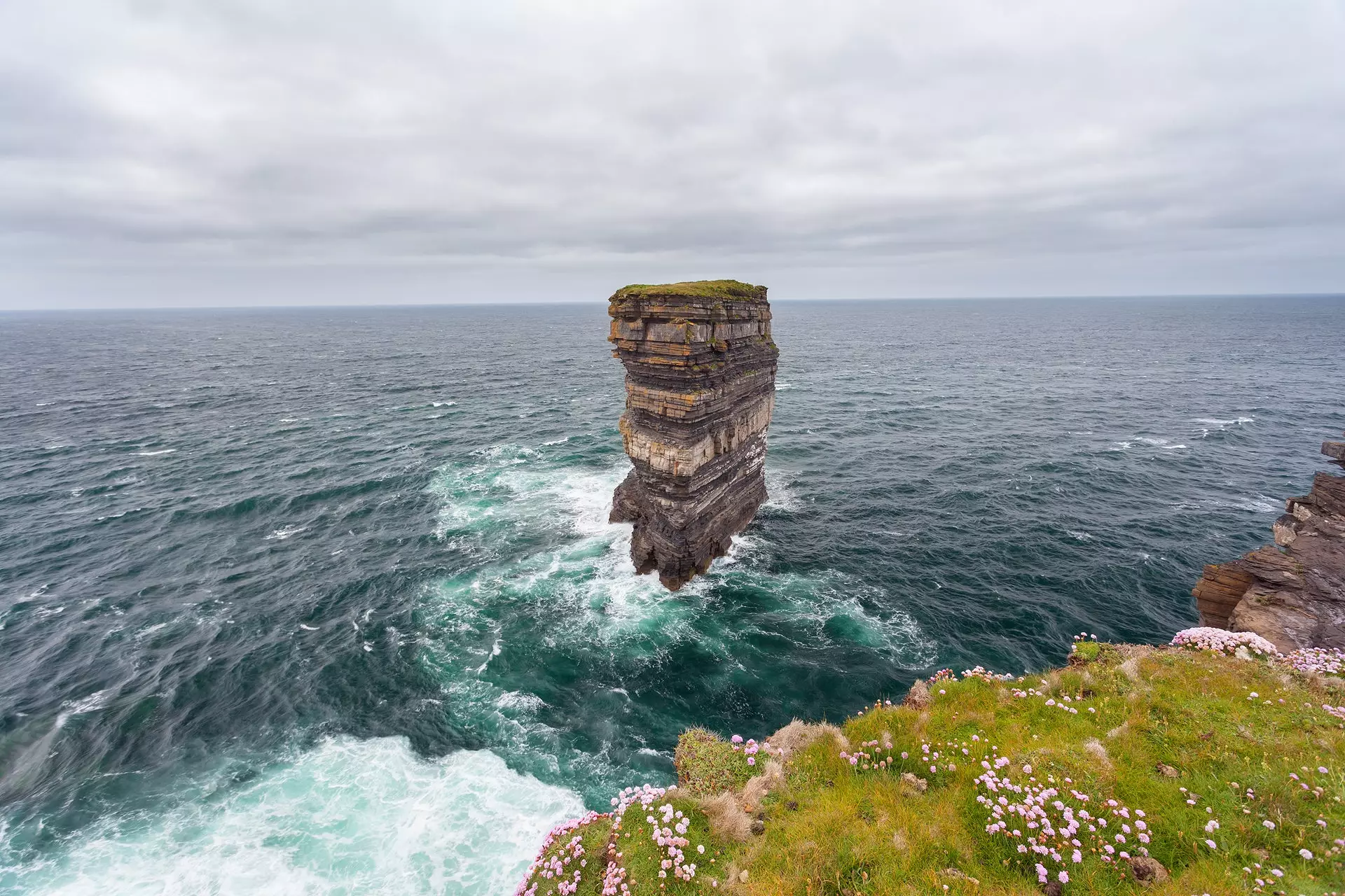 Lub seastack ntawm Downpatrick Lub taub hau. (Photo courtesy of Tourism Ireland)