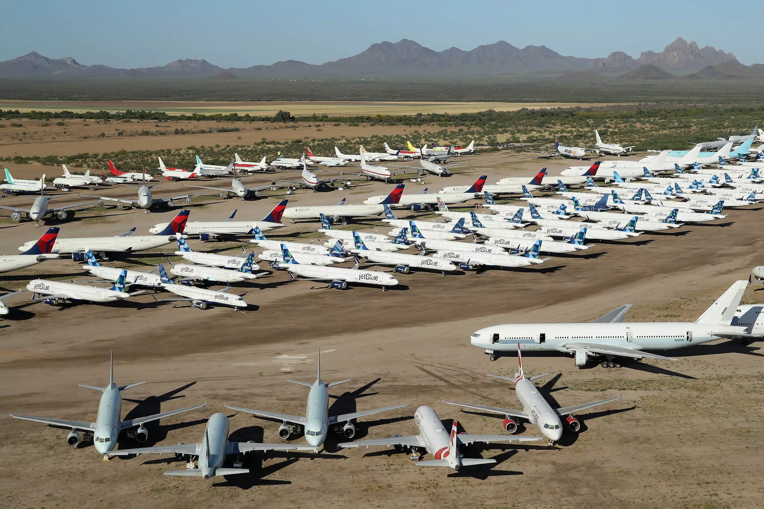 MARANA, ARIZONA - 16. MEI: Decommissionéiert an suspendéiert kommerziell Fligere ginn am Pinal Airpark de 16. Mee 2020 zu Marana, Arizona gelagert. Pinal Airpark ass déi gréisste kommerziell Fligerlagerungsanlag op der Welt, hält de Moment eng erhéicht Zuel vu Fligeren als Äntwert op de Coronavirus COVID-19 Pandemie. (Foto vum Christian Petersen / Getty Images)