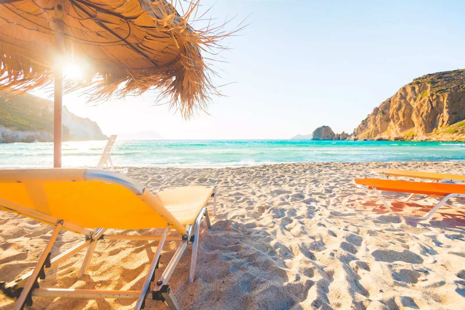 Pôr do sol em Plathiena, uma praia maravilhosa em Milos, Ilhas Cíclades, Grécia