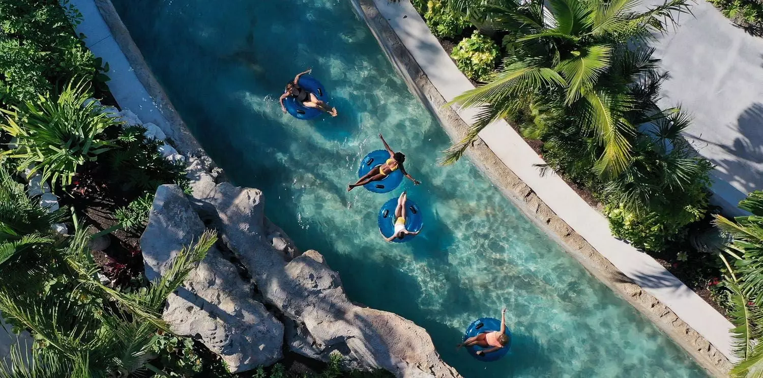 Va'aiga i luga ole va'a ole Vaitafe, o se vai i le Baha Bay waterpark i Bahamas