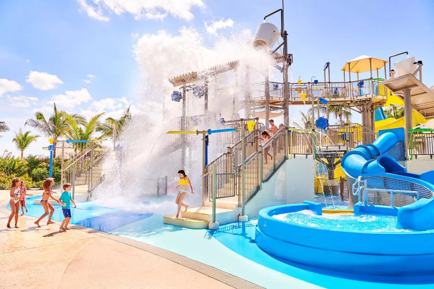 Вода разбрызгивается на гостей в районе Stingray Cove аквапарка Baha Bay.