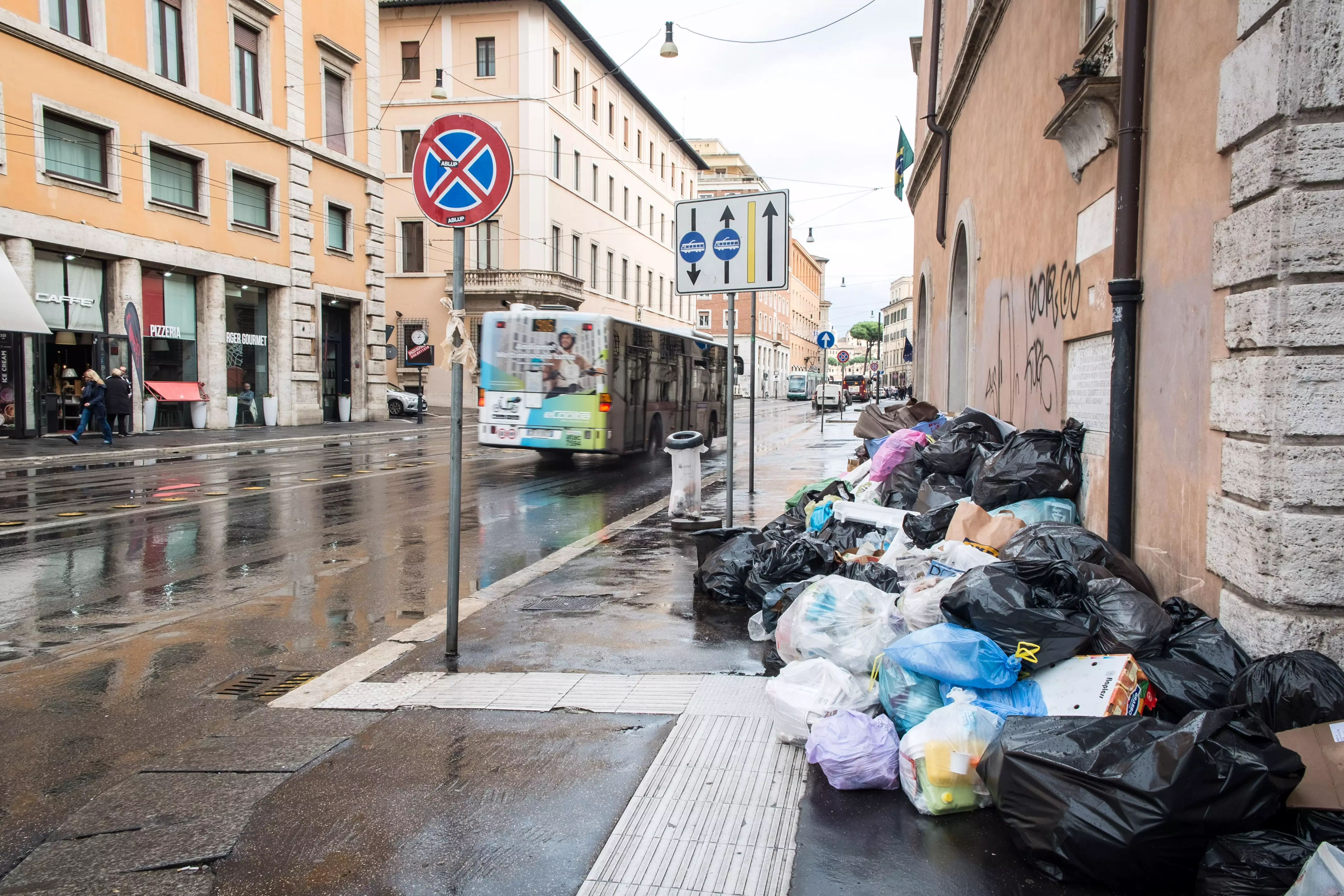 Rue 'delle Botteghe Oscure' à Rome, Italie, le 5 novembre 2018 envahie par les déchets à la grève de 24 heures à Ama : à risque la collecte des déchets urbains dans la capitale. L'abstention du travail a été encouragée par les syndicats Fp Cgil, Fit Cisl et Fiadel suite à l'échec de l'approbation du budget Ama par le Capitole le 5 novembre 2018 à Rome, en Italie. (Photo de Andrea Ronchini/NurPhoto via Getty Images)