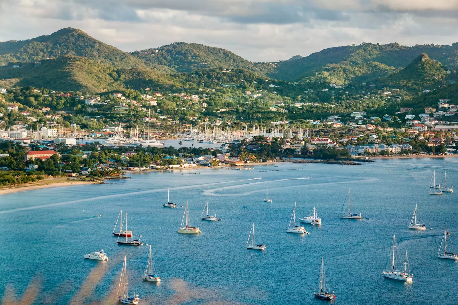 Rêwiyên bi tevahî vakslêdankirî naha dikarin ji her tiştê ku St. Lucia pêşkêşî dike kêfê bistînin ji ber ku giravê qedexeyan hêsan dike