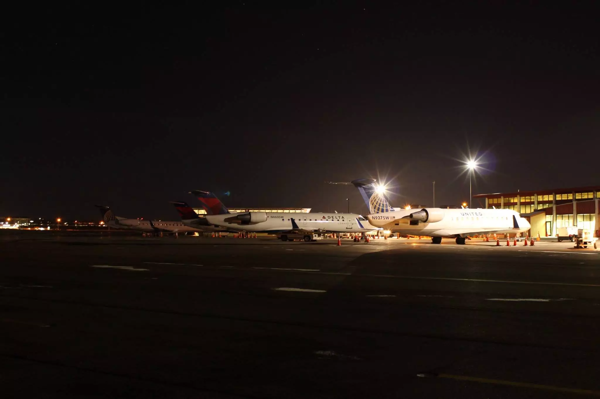 Jets Delta e United en Sloulin Field en Williston, Dakota do Norte. (Foto cortesía do Concello de Williston)