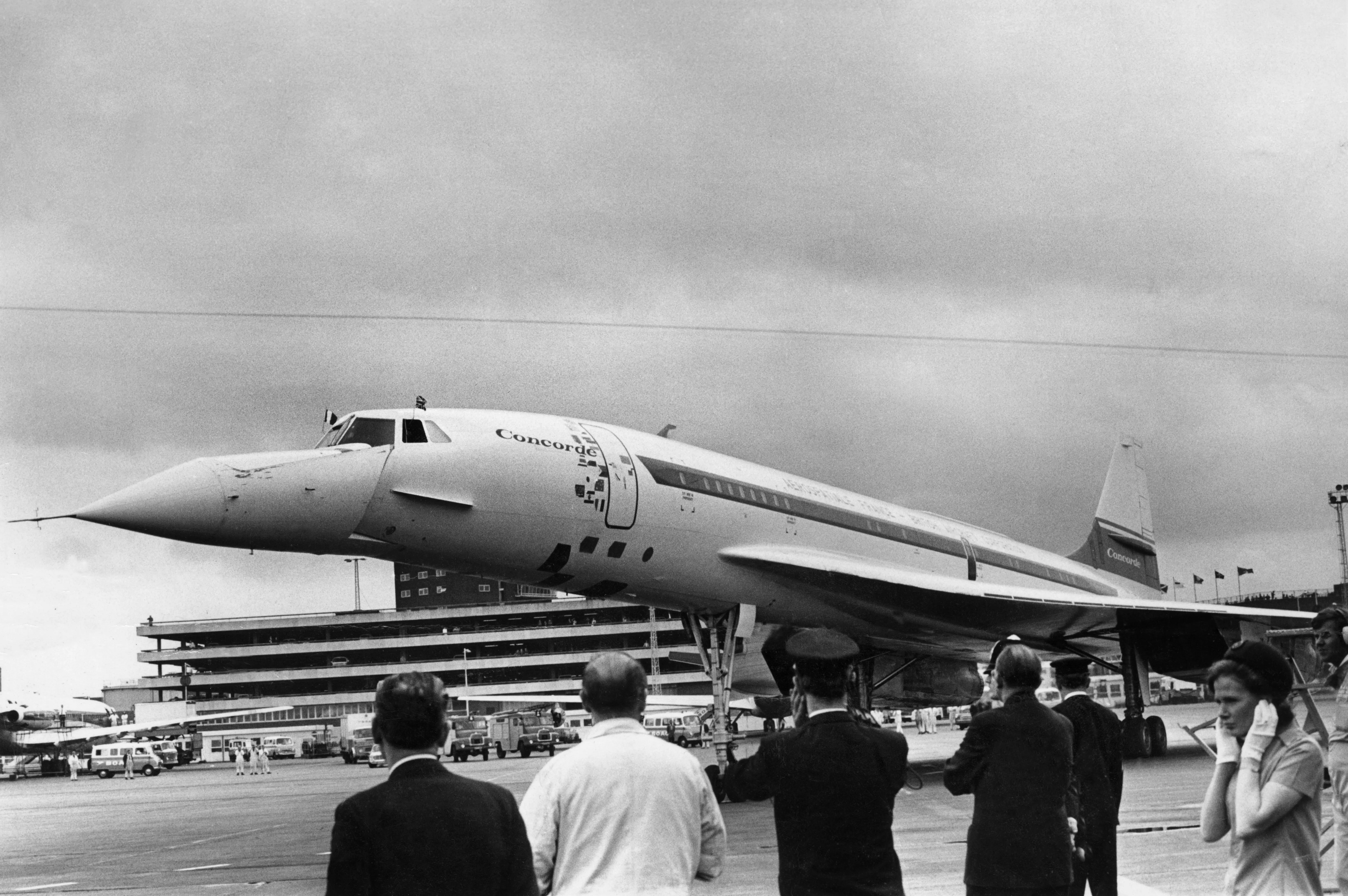 Tus qauv British Concorde 002 tuaj txog ntawm Heathrow tshav dav hlau, London tom qab ua tiav 45,000 mais kev ua qauv qhia kev muag khoom mus rau Far East ad Australia, 1st Lub Xya Hli 1972. (Duab Dixon/Mirrorpix/Getty Images)