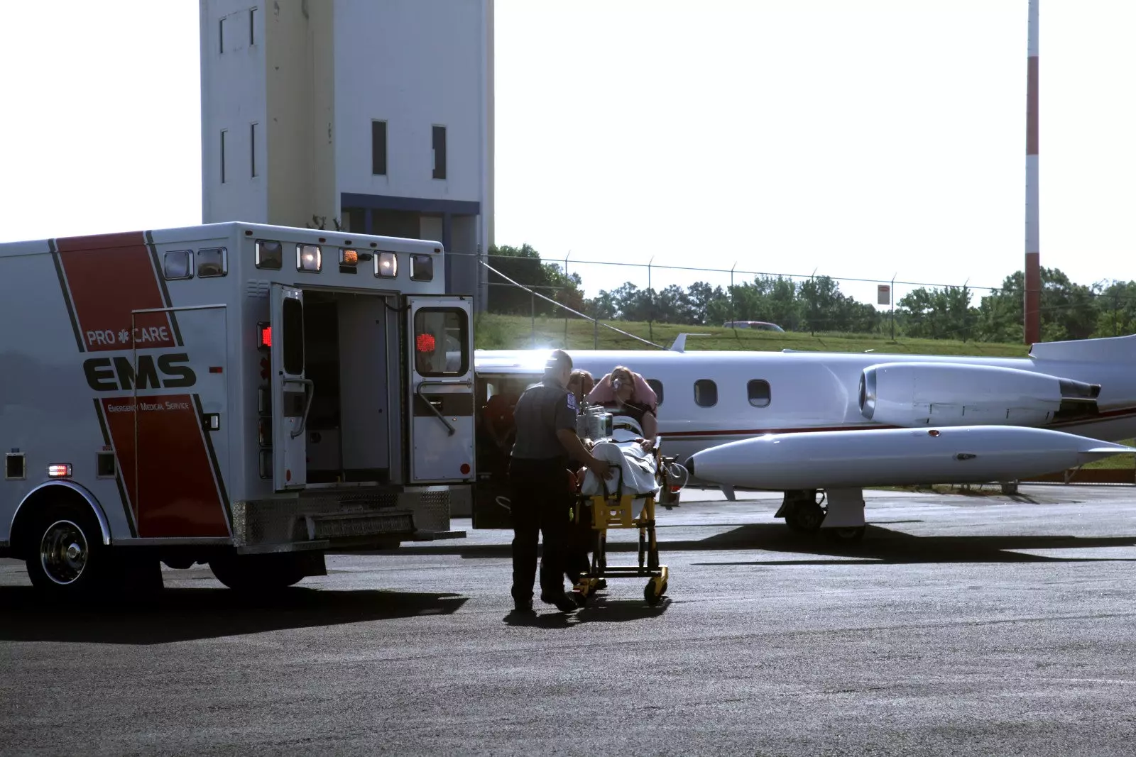 Medjet överför patient till flygplan