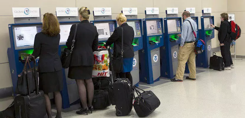 Arrivée Fluchinformatioun ass zougänglech fir CBP Agenten, a Global Entry Kiosken.