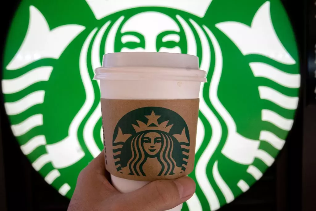 „Starbucks“ siūlo aukščiausią statusą po vieno pirkimo