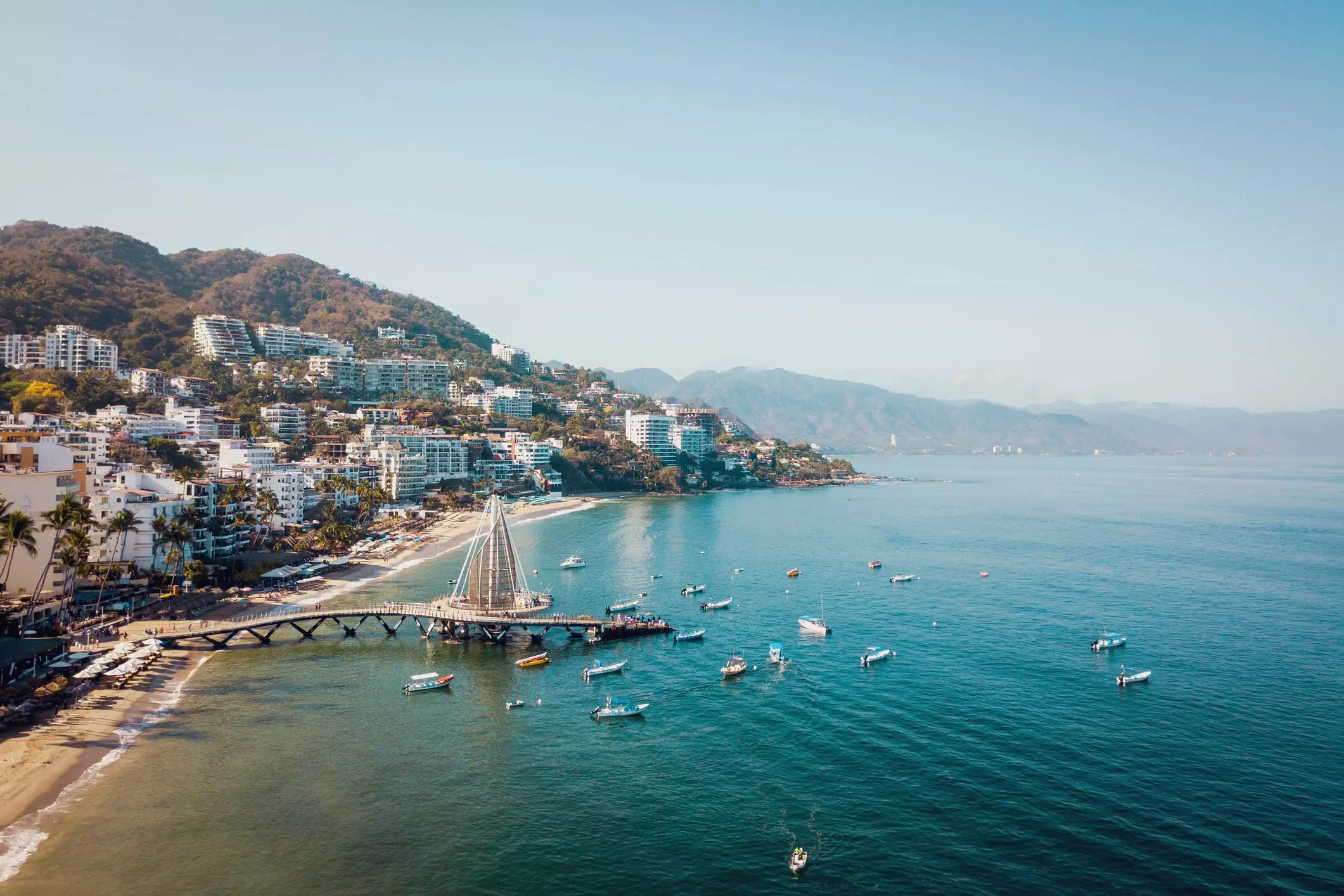 Playa Los Muertos - strönd og bryggja í Puerto Vallarta, Jalisco, Mexíkó. Loftmynd.