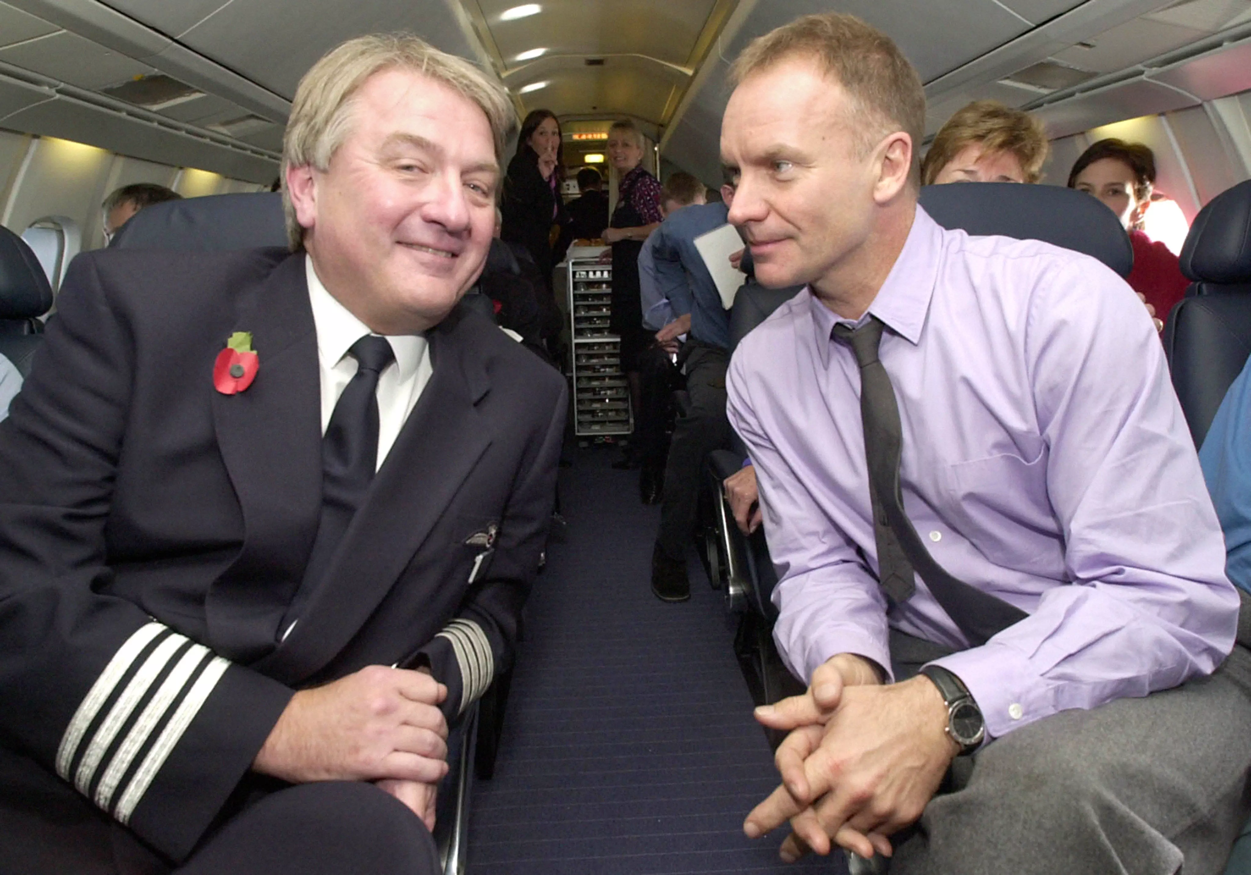 Kapitán Mike Bannister hovorí s rockovou hviezdou Stingom na lietadle British Airways Concorde, ktorý podniká svoj prvý komerčný let z Londýna do New Yorku po tom, čo bolo lietadlo uzemnené po havárii v júli pri Paríži. *Nadzvukové prúdové lietadlo dorazilo na letisko Johna F. Kennedyho v New Yorku v predstihu o 14:07 (britského času) a viezlo 90 pasažierov vrátane zástupcov vlády, veľkých podnikov a leteckého priemyslu. (Foto Stefan Rousseau - PA Images/PA Images cez Getty Images)