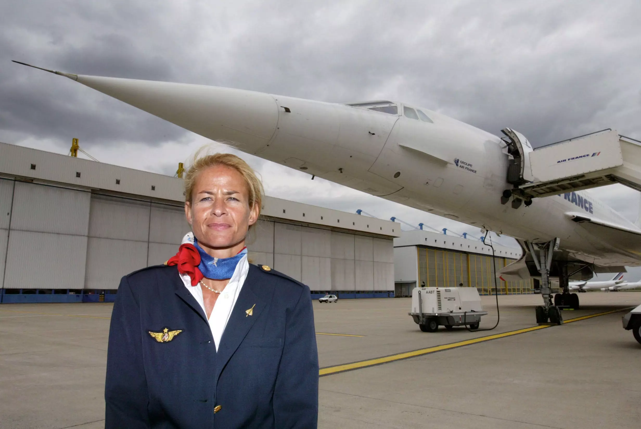 Béatrice Vialle, die Premiere der weiblichen Concorde-Pilotin am 12. Mai 2003 am Flughafen von Roissy Charles de Gaulle, devant l'avion supersonique franco-britannique Concorde. Le dernier vol commercial du Concorde sous la bannière d'Air France, zwischen New York und Paris am 31. Mai prochain, met fin au chapitre français de l'aventure supersonique civile et au règne d'a avion mythique qui a marqué l'histoire de l'aéronautique autant que l'esprit du public. Air France und British Airways, weltweite Konzerne für Ausbeutung von Bekleidung, angekündigt am 10. April 2003, vor der Absicht der Gemeinde, zwischen den Bänden der Concorde im September 2003 Ausbeutung zu erwirken. (Foto von Jack GUEZ / AFP) (Bildnachweis sollte JACK GUEZ/AFP/Getty Images lauten)