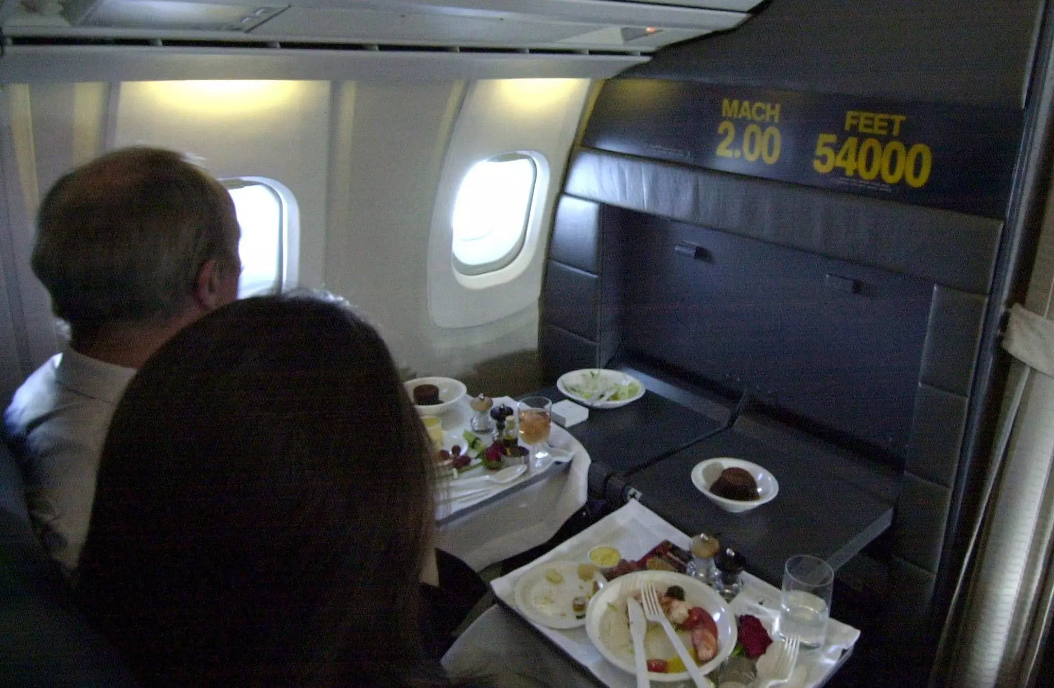 Los pasajeros obtienen una vista que muchas personas nunca volverán a ver, Mach 2 registrado en los detalles del vuelo en cabina del Concorde, que había despegado de Heathrow, sobrevoló el Golfo de Vizcaya y regresó a Londres para aterrizar a los pocos minutos del final programado. Vuelo Concorde desde Nueva York. (Foto de PA Images a través de Getty Images)