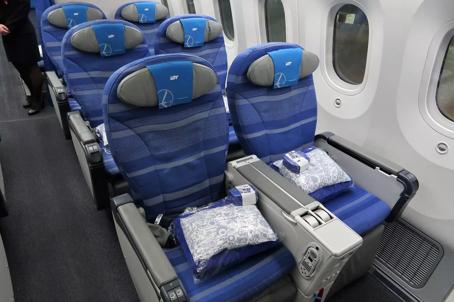 Hot Cabin၊ အအေးခန်းဝန်ဆောင်မှု- LOT Premium Economy (787-8) Chicago မှ Warsaw အထိ 25757_3