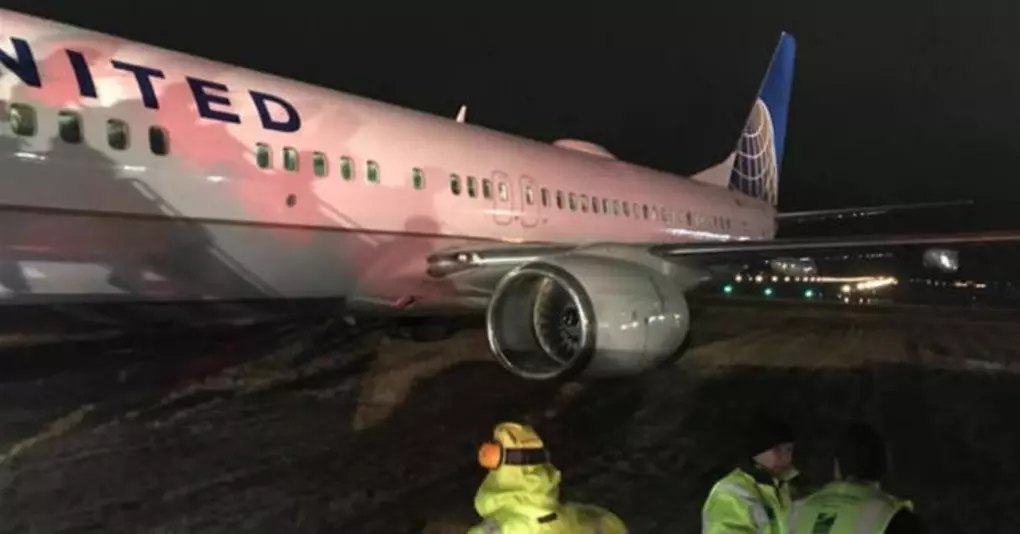 United Flight Skids saka Runway Sawise Diverted kaping pindho