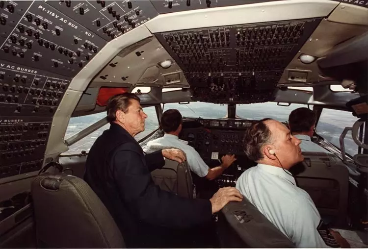 Başkan Reagan, 1982'de Air Force One'ın kokpitinde mürettebatla birlikte oturuyordu. Fotoğrafın izniyle: Reagan Foundation.