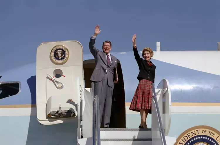 Predsjednik Reagan i Nancy Reagan mahnu iz zrakoplovstva 1981. Fotografija ljubaznošću: Reagan Foundation.