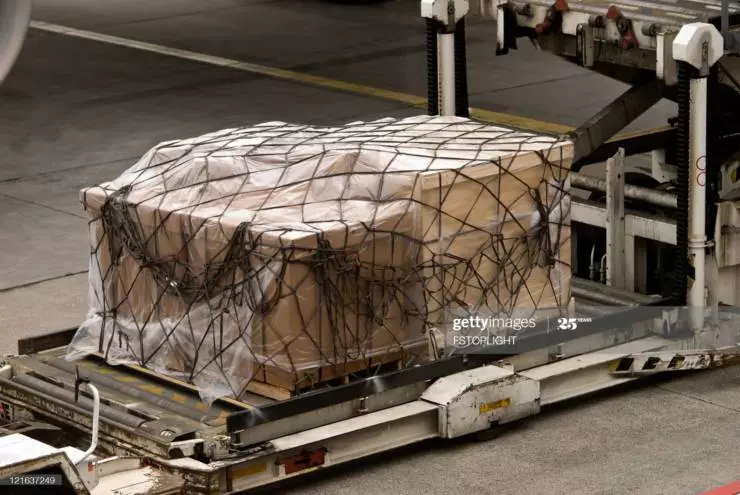 Pallet di carico caricati su un aereo (Getty Images 121637249)