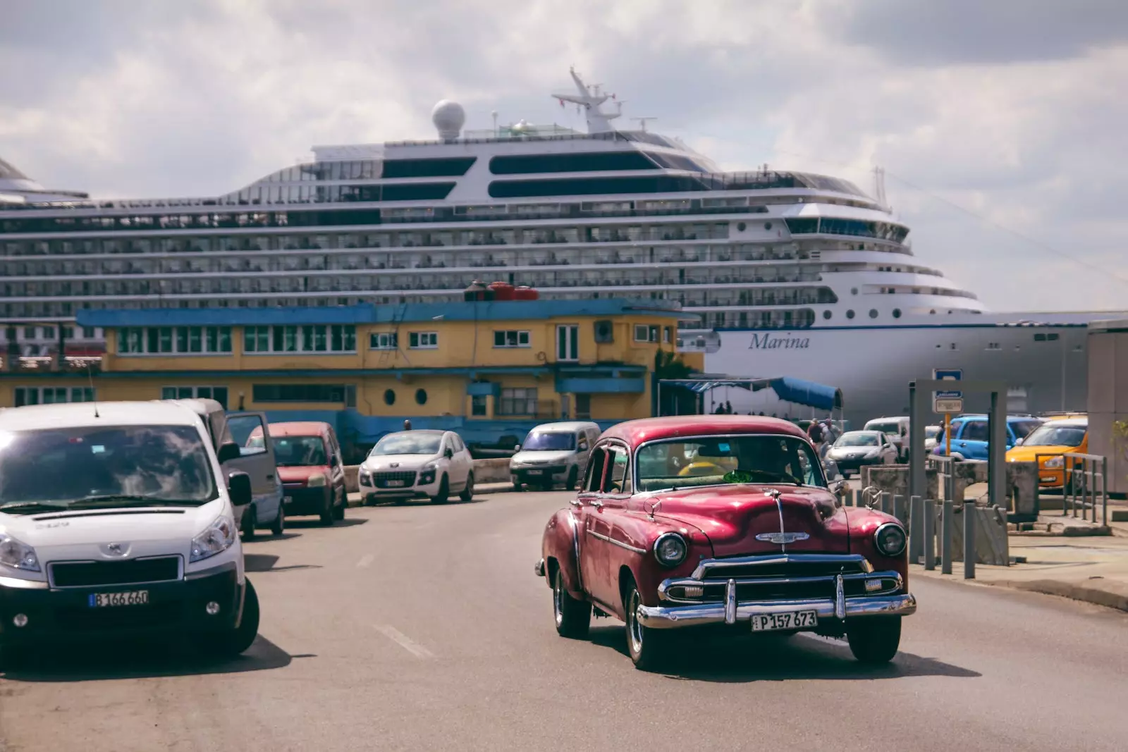 Bateau de croisière Cuba amarré à La Havane avec voiture