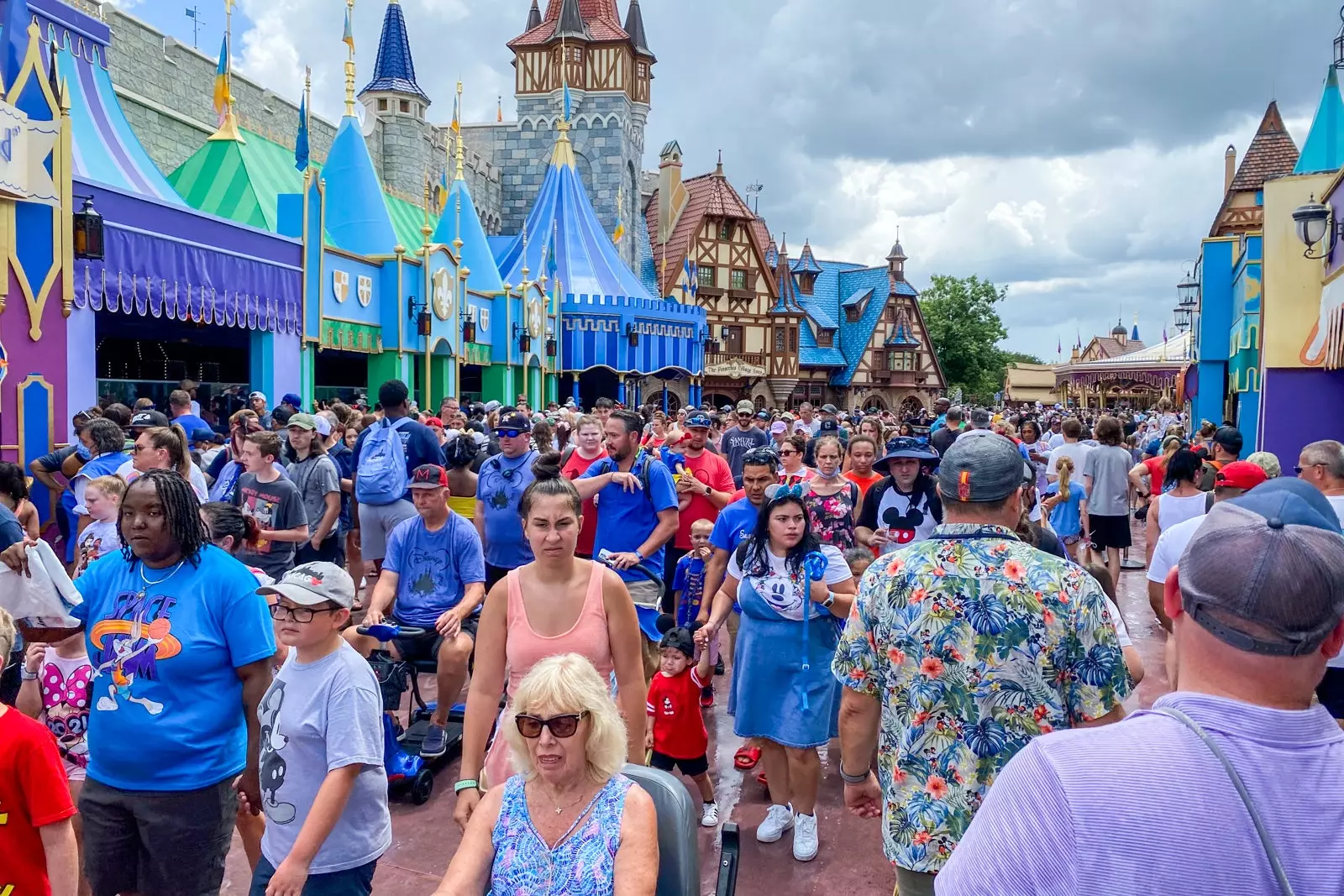 Masky na tvár sa stanú dobrovoľnými v Disneylande a vo svete Walta Disneyho 26737_1