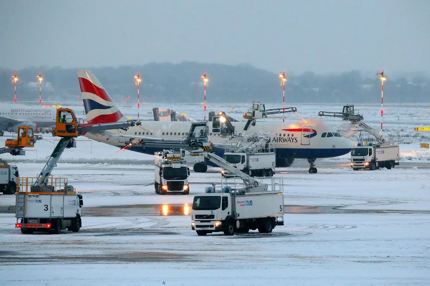 2017 年 12 月 10 日，英國航空公司的空中客車 A320 在德國杜塞爾多夫機場的停機坪上除冰。圖片來源：David Young / AFP / Getty Images