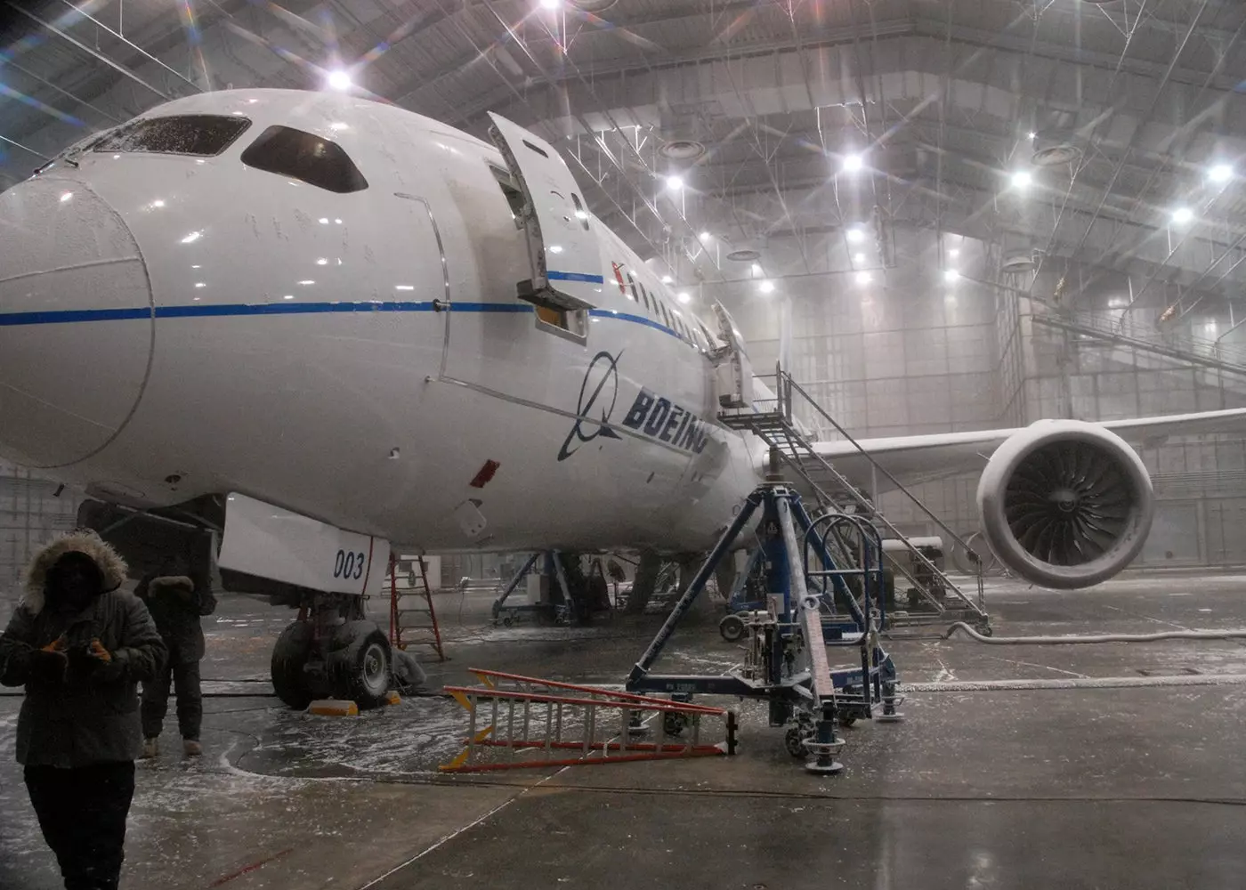 Boeing 787 semasa ujian cuaca sejuk melampau dalam suhu -45 Faherenheit di dalam hangar khas di Pangkalan Tentera Udara Eglin, Florida, pada tahun 2010 (foto Tentera Udara A.S./Samuel King Jr.)