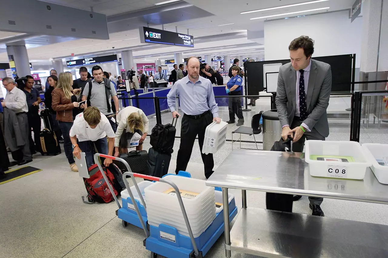 Chimodzi mwazabwino za khadili ndi ngongole ya $100 ku chindapusa cha Global Entry kapena TSA PreCheck, yomwe mutha kugwiritsa ntchito kamodzi zaka zisanu zilizonse. (Chithunzi ndi Joe Raedle/Getty Images)