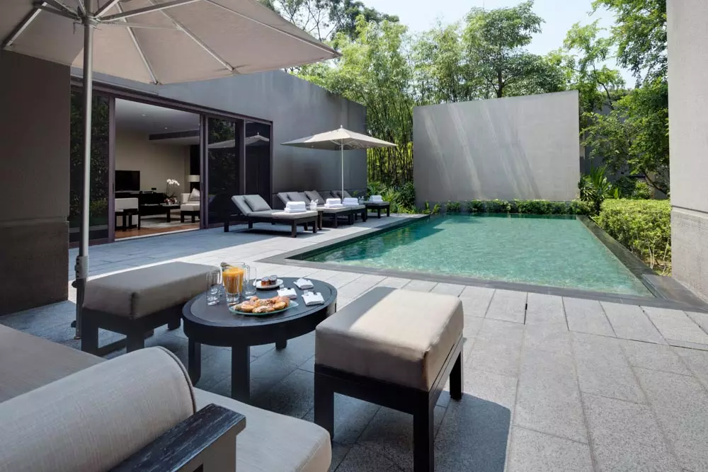 Poolside am Contemporary Manor. Foto Ugedriwwe vun Capella Singapur.