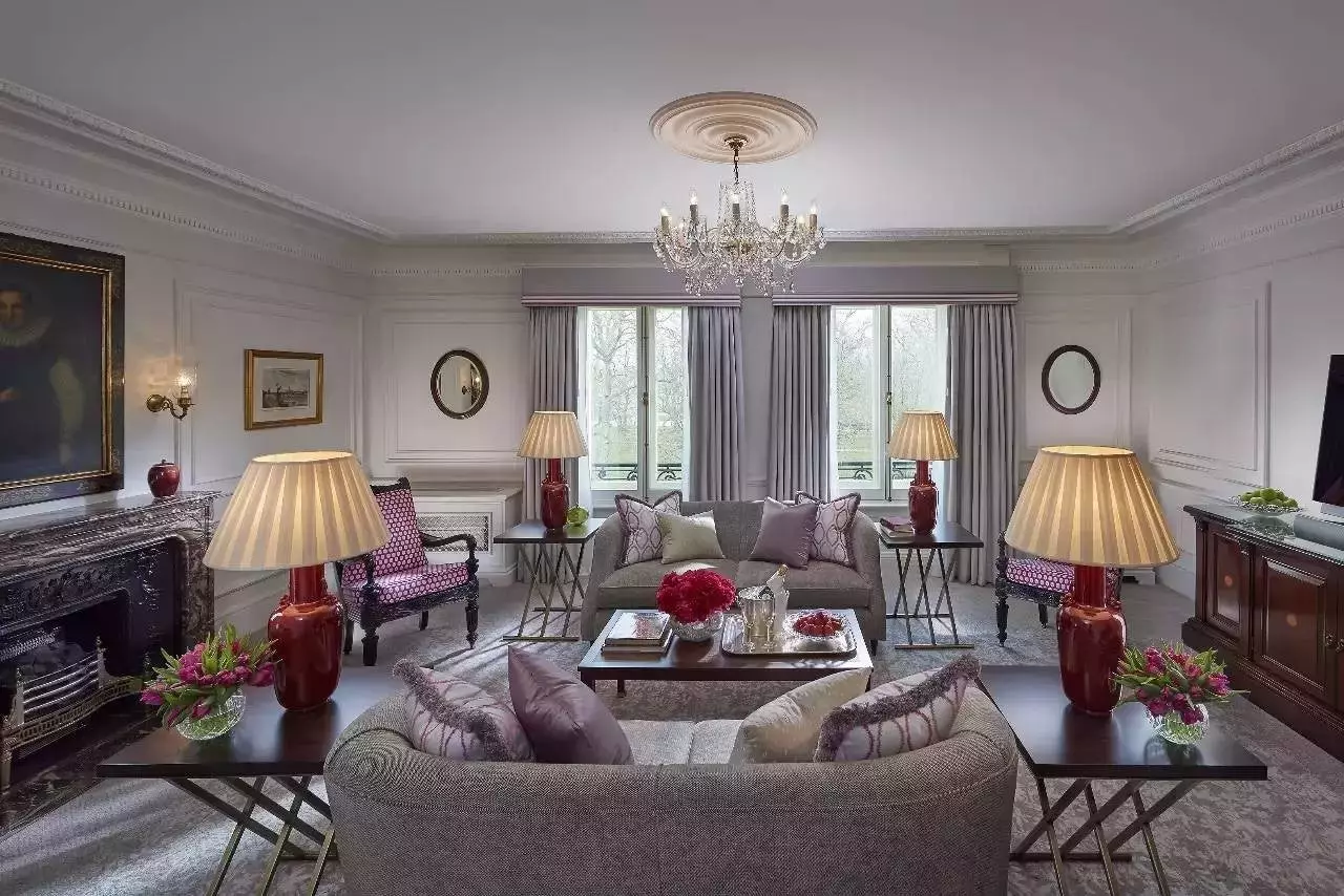 Eng One-Schlofkummer Deluxe Park Suite. Bild Ugedriwwe vum Mandarin Oriental Hyde Park London.