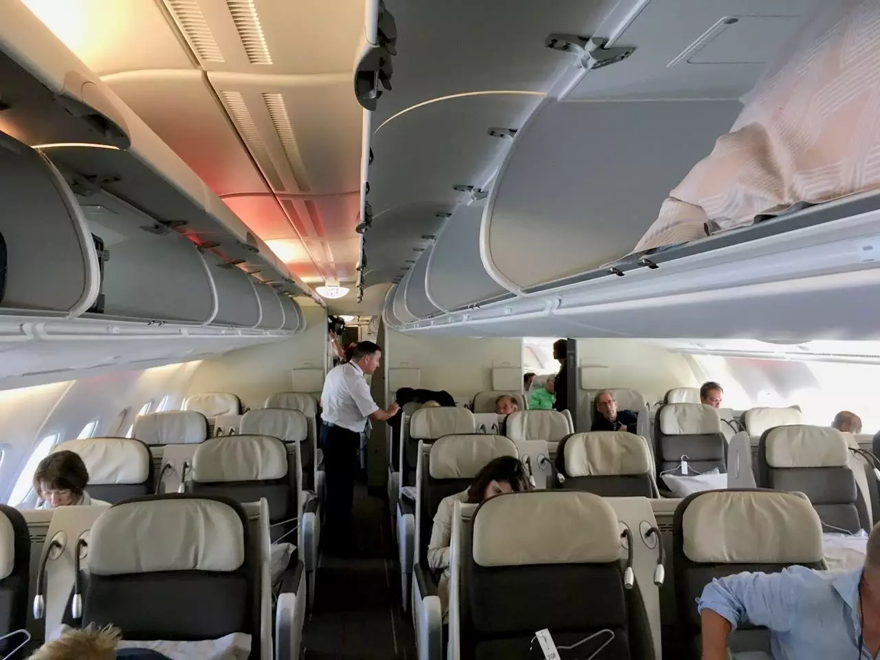 A cabine da classe executiva a bordo do A380 da Air France apresenta um desatualizado assento plano inclinado lado a lado. É a única aeronave de longo curso da frota da Air France que não oferece assentos de classe executiva totalmente planos e com acesso direto ao corredor.