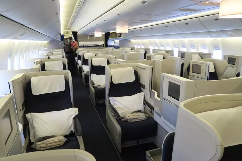 A cabine do 777-200 Club World.