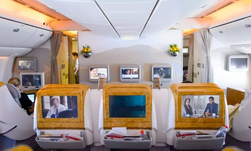 Birkaç kısa Avrupa içi uçuşta Emirates 777 business class'ın keyfini çıkarın.