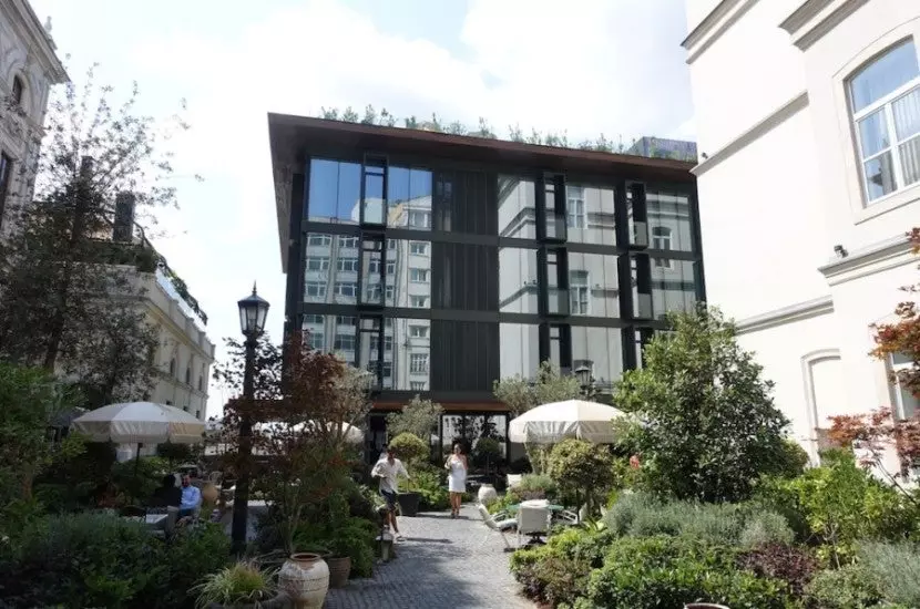 Novopostavený hotel Soho House Istanbul je pekným kontrastom s klasickými budovami na pozemku.