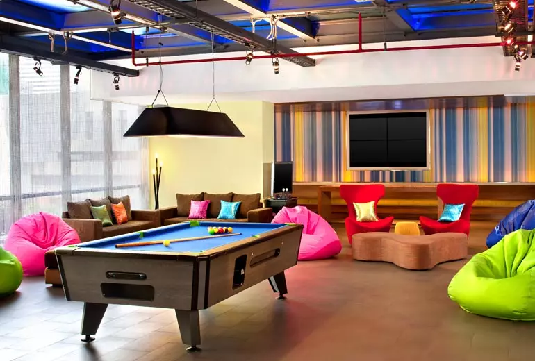 Aloft Bangkok түстүү Hangout мейкиндиктери бар. Сүрөт Aloft мейманканасынан алынган.