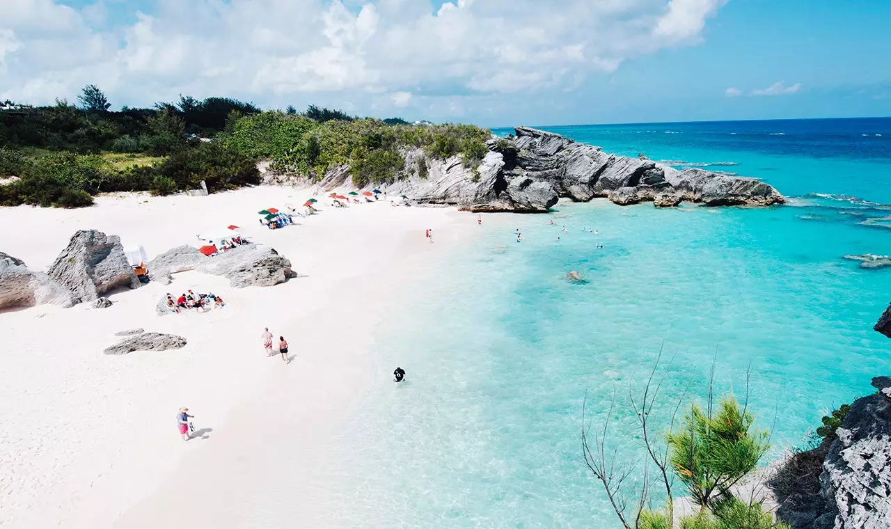 Deal Alert: Peak Season to Bermuda Fan $ 276 Round-Trip