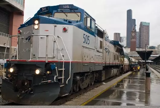 Amtrak पुरस्कारांना क्षमता बंधने नाहीत, TSA शुल्क नाही आणि मुलांना ट्रेन आवडतात. (शटरस्टॉकच्या प्रतिमा सौजन्याने)