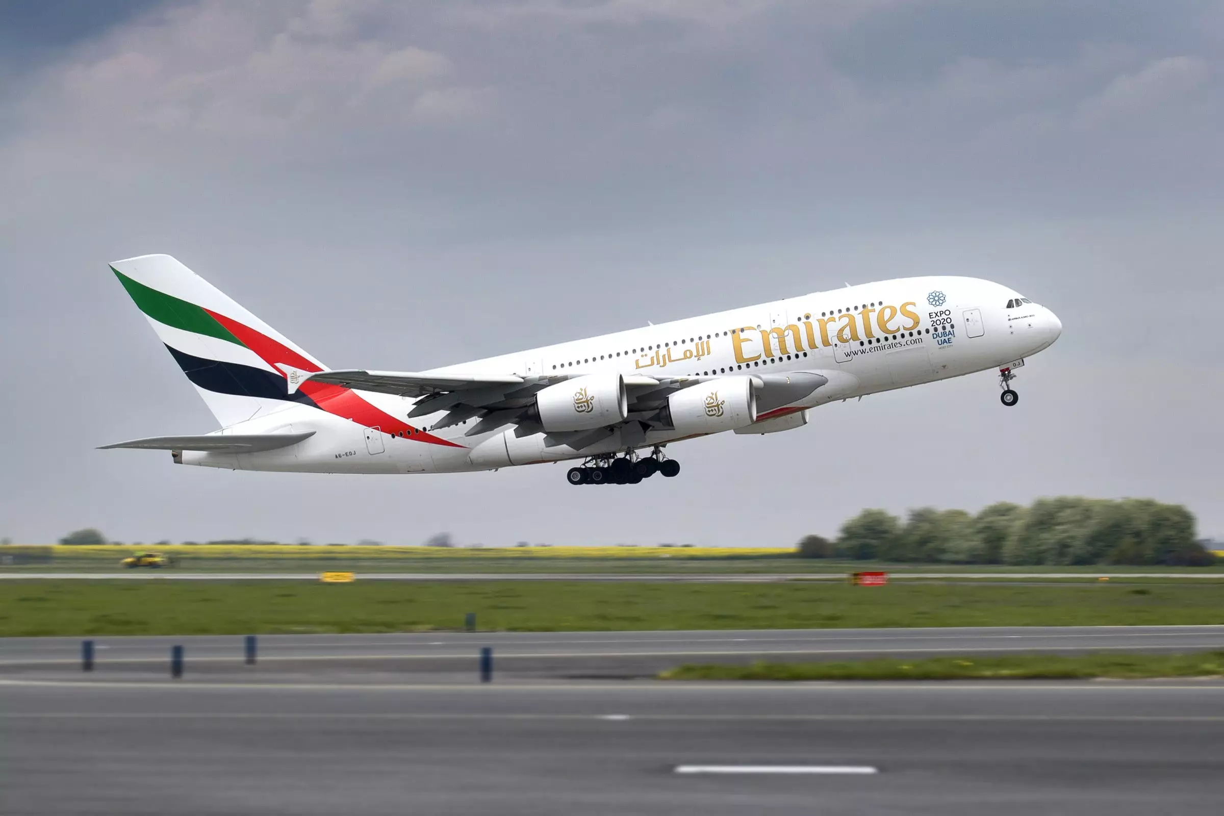 Emirates A380 lepas landas di Praha