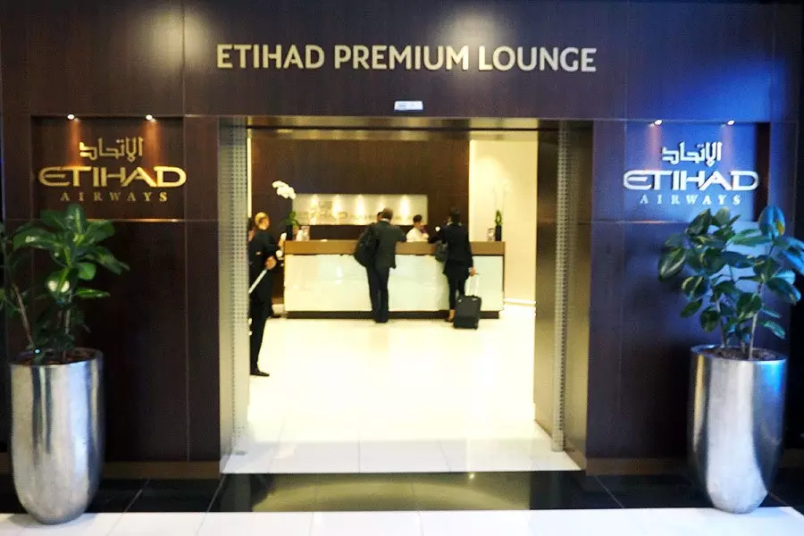 Entrada do salón de primeira clase de Etihad.