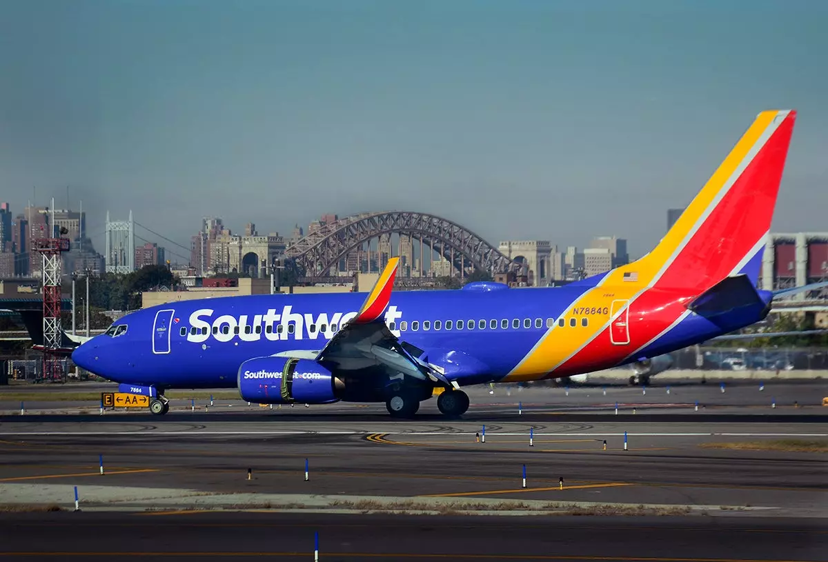 In Southwest Airlines Boeing 737 lânt op LaGuardia Airport yn New York op 4 oktober 2017. (Foto troch Robert Alexander / Getty Images)