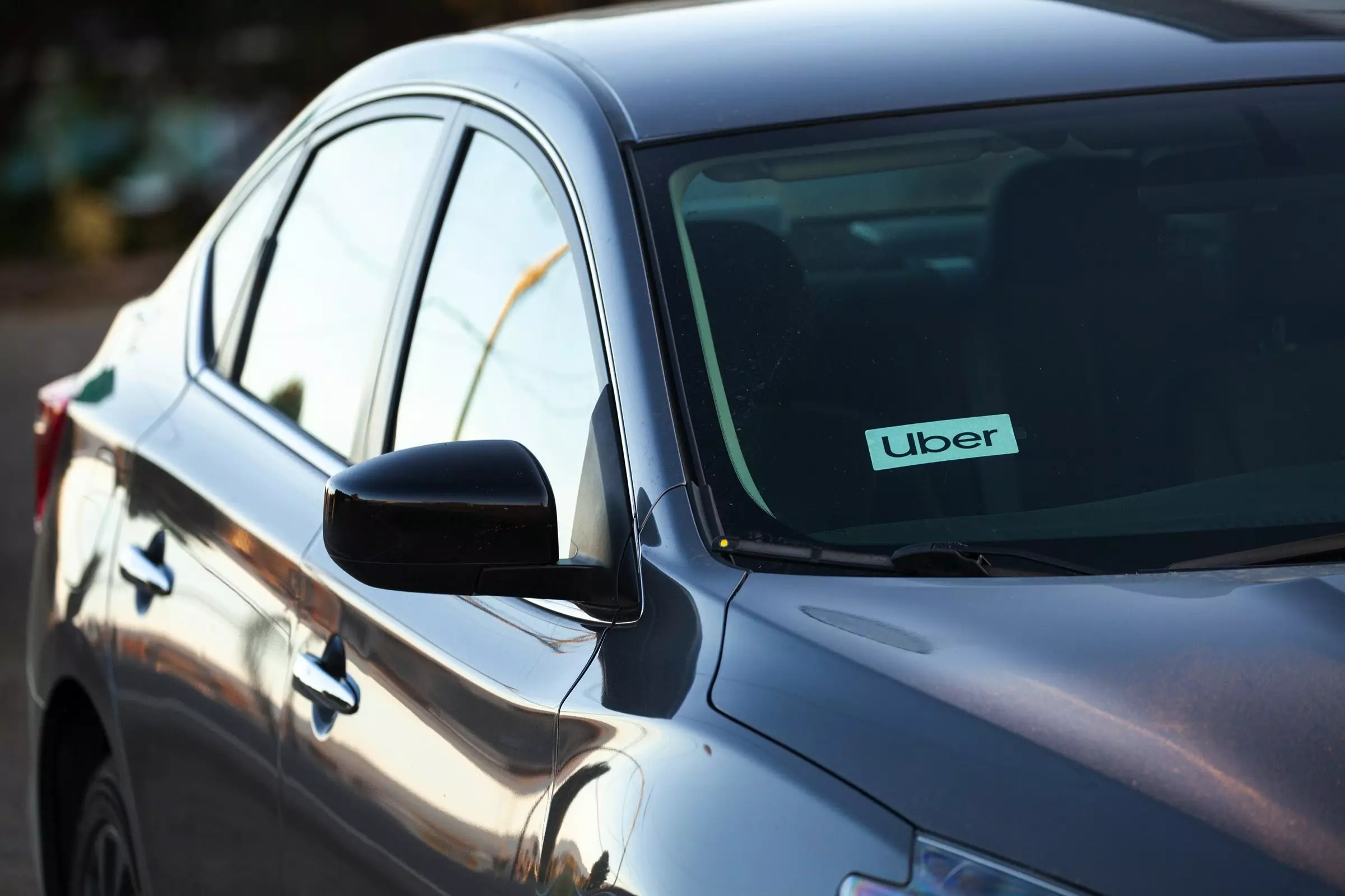 Kotse na may Uber sticker sa windshield sa Portland, Oregon