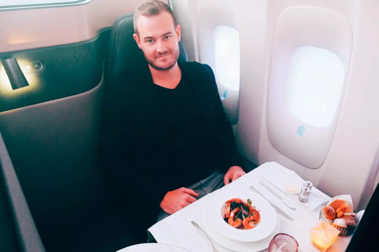 Qatar-Airways-αποκαλυπτήρια-τελετή-TPG-testing-seat-eating