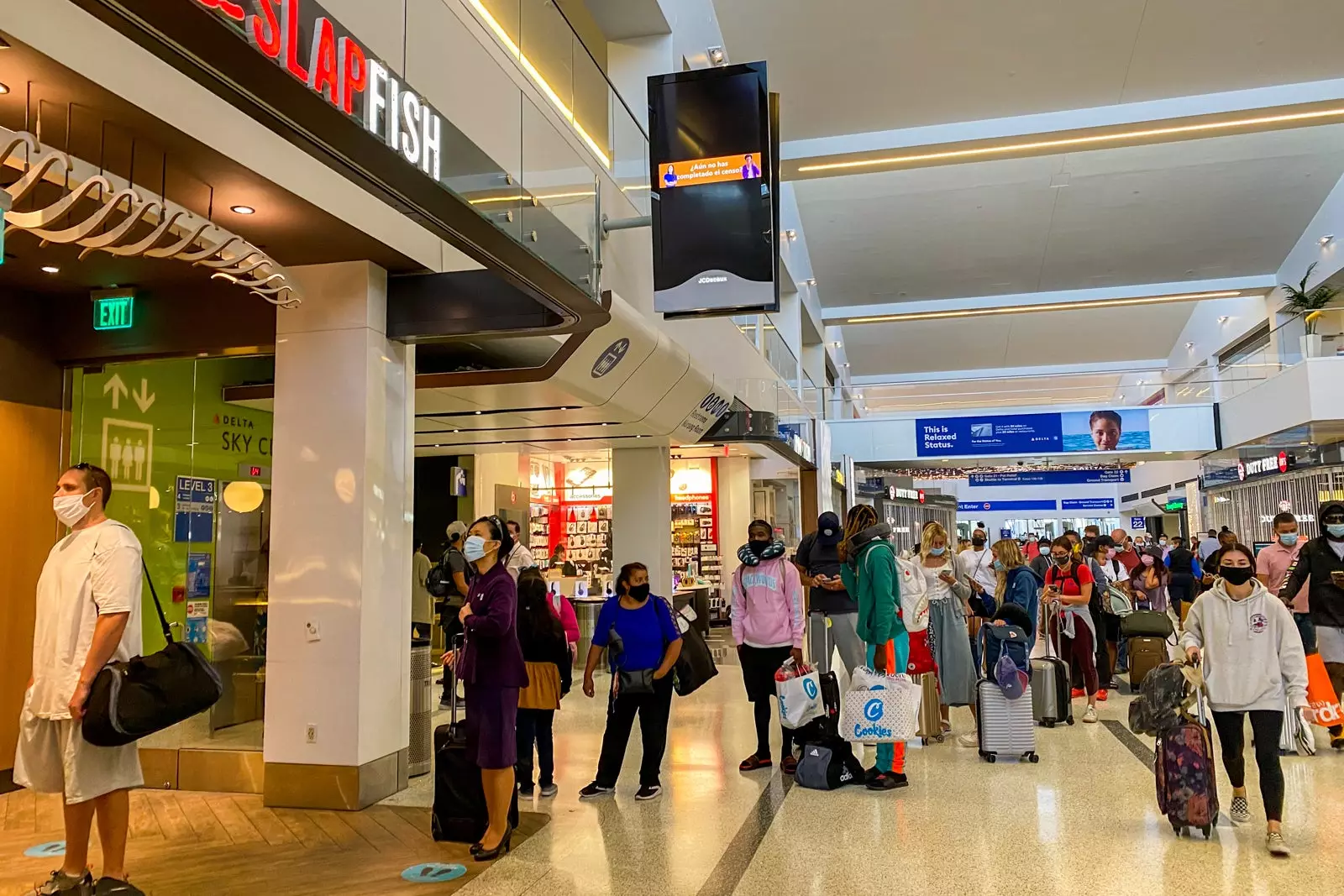 Yksi harvoista avoimista ruokailumahdollisuuksista LAX Terminal 2:ssa