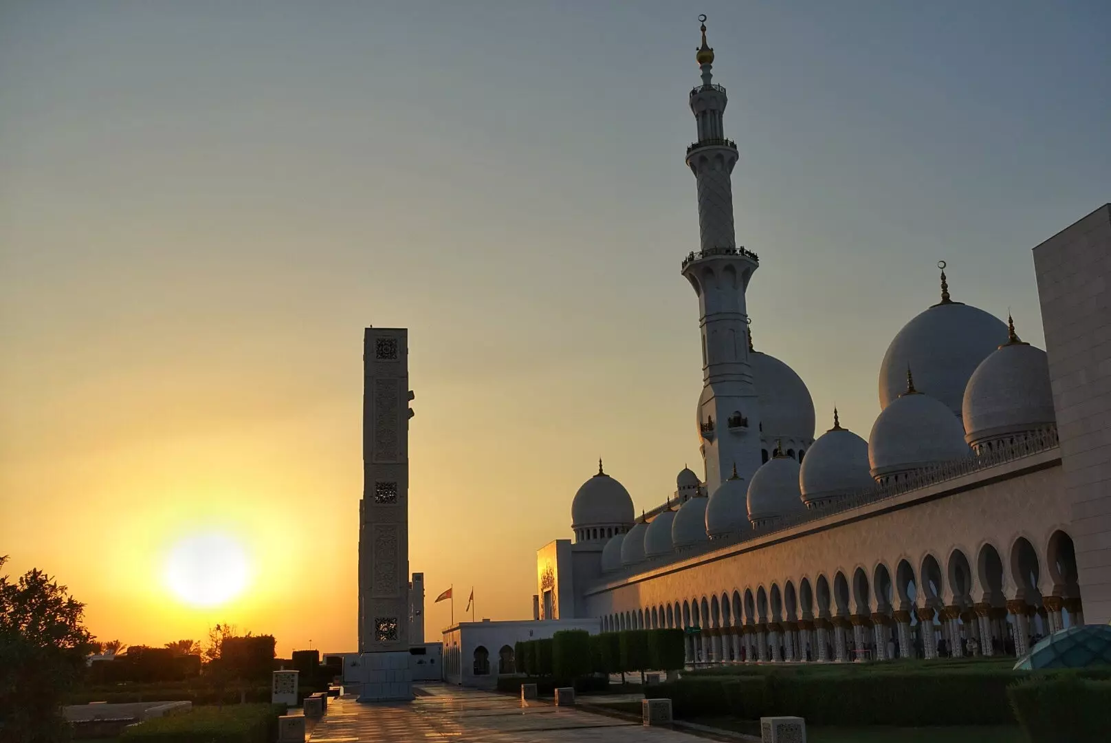 Matahari terbenam di Masjid Besar Sheikh Zayed di Abu Dhabi. Foto oleh Lori Zaino.