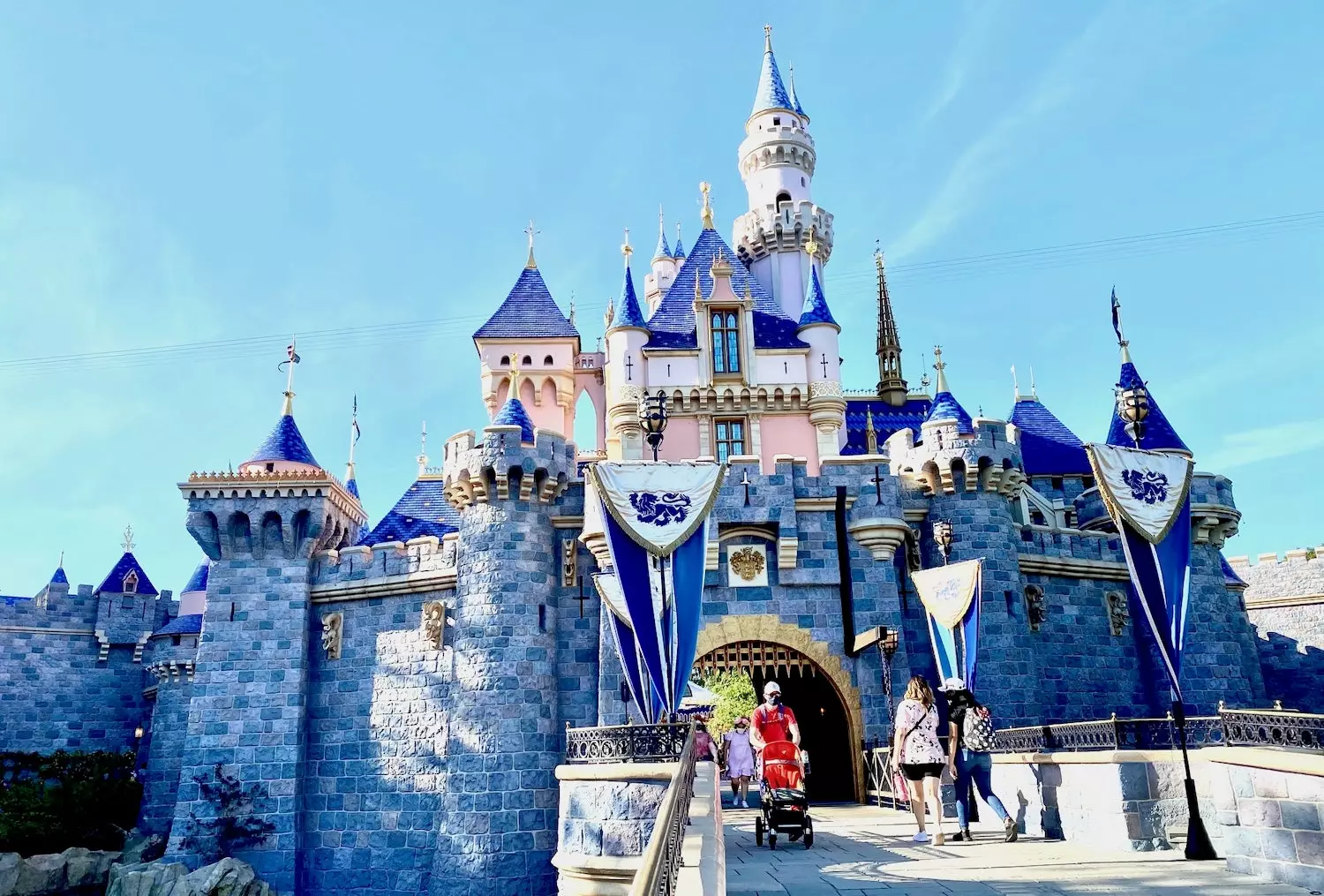 Gigun Disneyland miiran n ṣe idanwo awọn laini foju - ṣe eyi yoo jẹ iwuwasi tuntun?