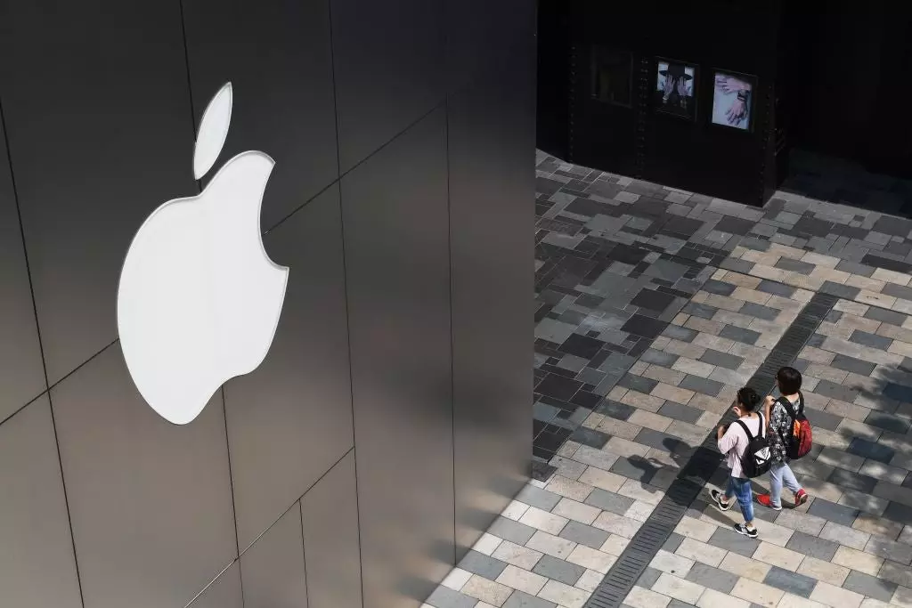 Folk går forbi en Apple-butik i Beijing den 3. august 2017. Apple har fjernet software, der gør det muligt for internetbrugere at gå uden om Kinas