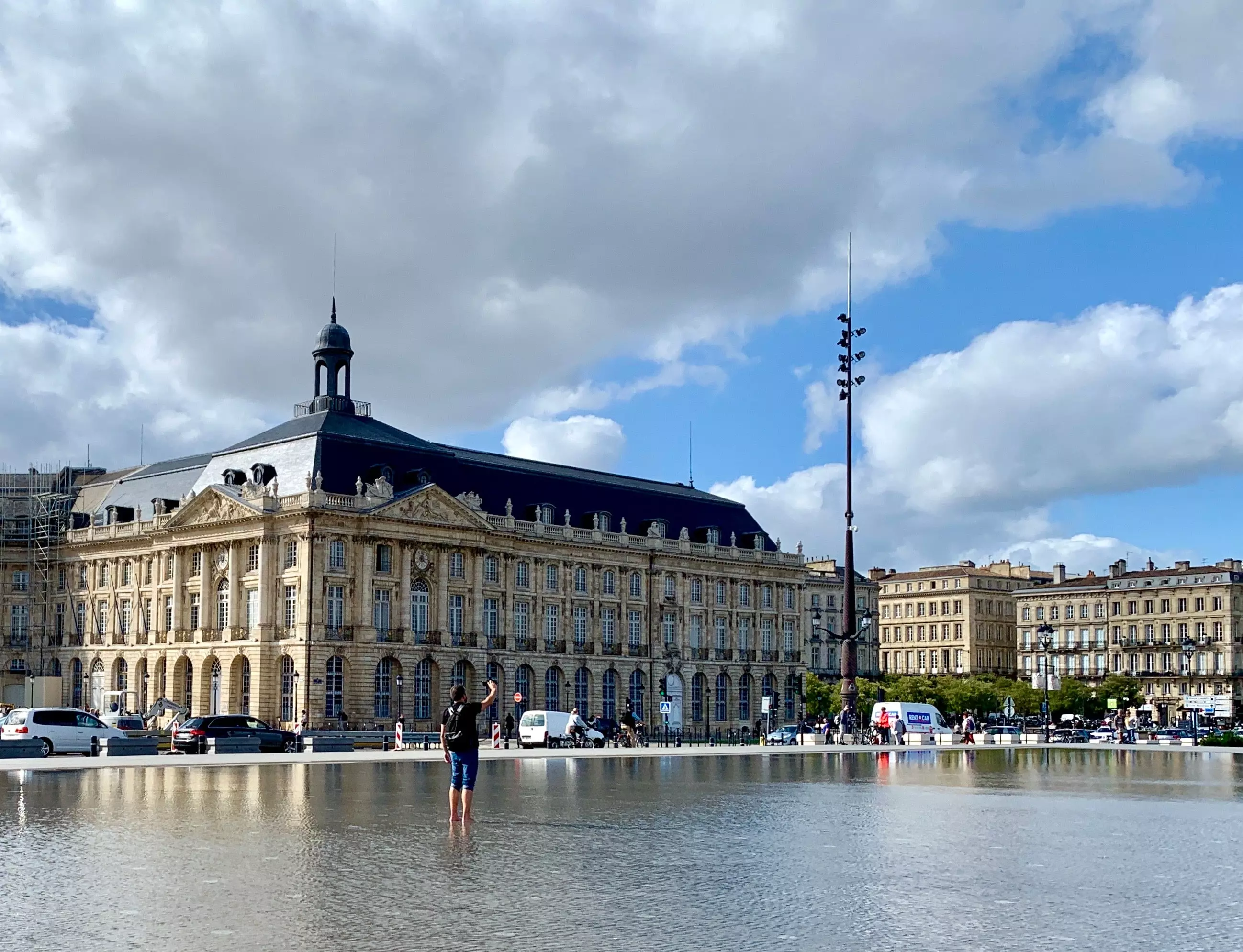 Reflektirajući bazen u Bordeauxu najveći je na svijetu i popularno mjesto za selfije. Foto: Melanie Haiken